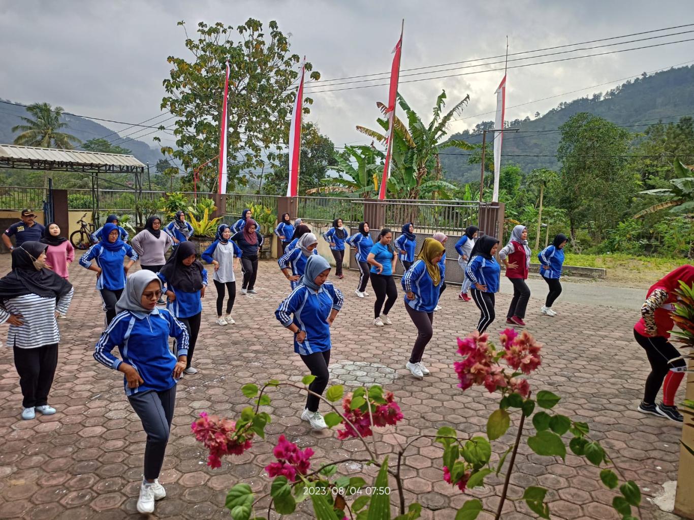 Senam Sehat Bersama Ibu-ibu PKK - Website Desa Nglinggis